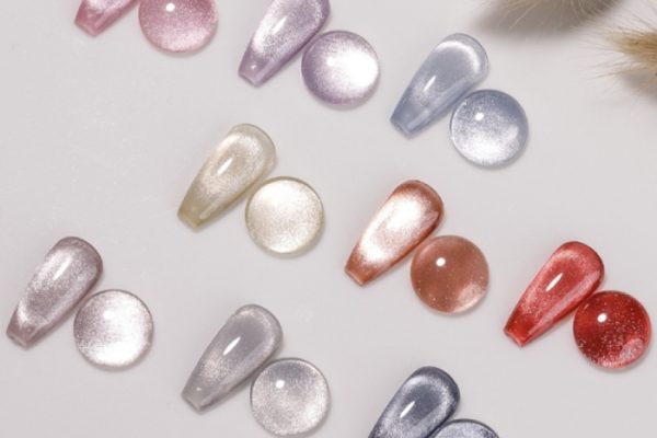 Cat eye manicure's moon-shape twinkle are just so stunning